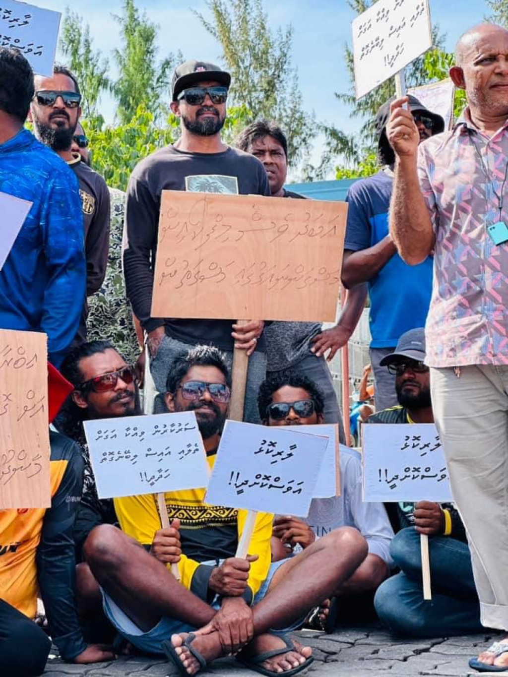 Faisaa nudheythee masverin Maandhoo gai muzaaharaakuranee: "Faisaa ...