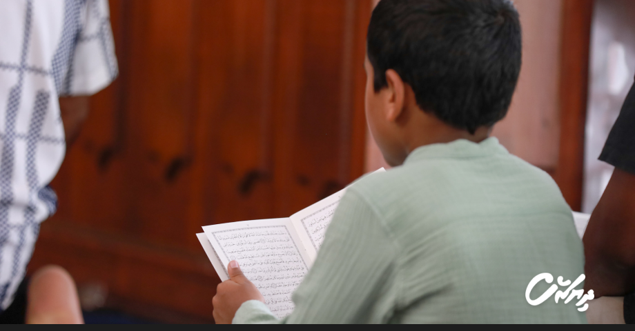 Dhiri ulhumuge hurihaa kamehgai keerithi rasoolaa namoonaaeh kamugai ...