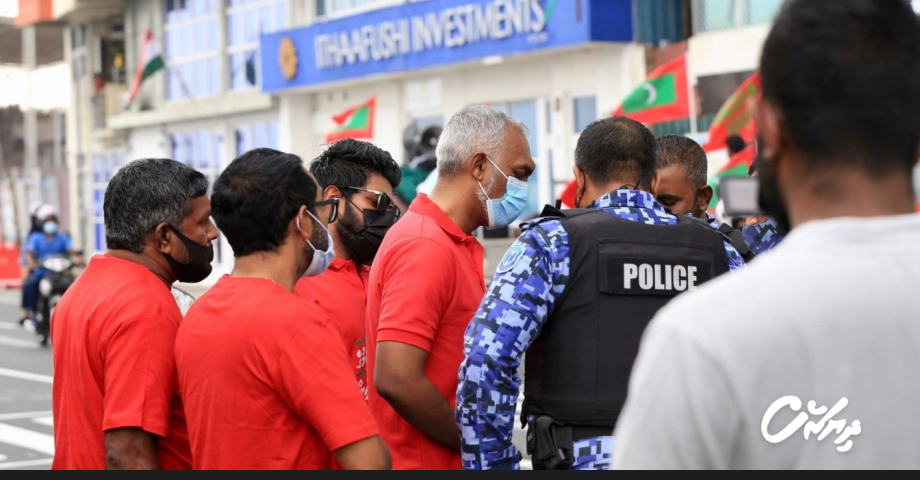 Fuluhun Dr.Muizz ah engee "India Out" t-shirt baalan - Dhiyares